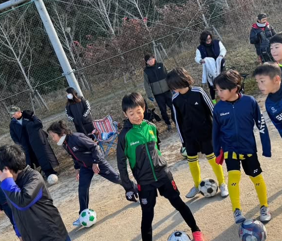 2024年の最終練習日、親御さんも一緒にプレー！ | FC MONO